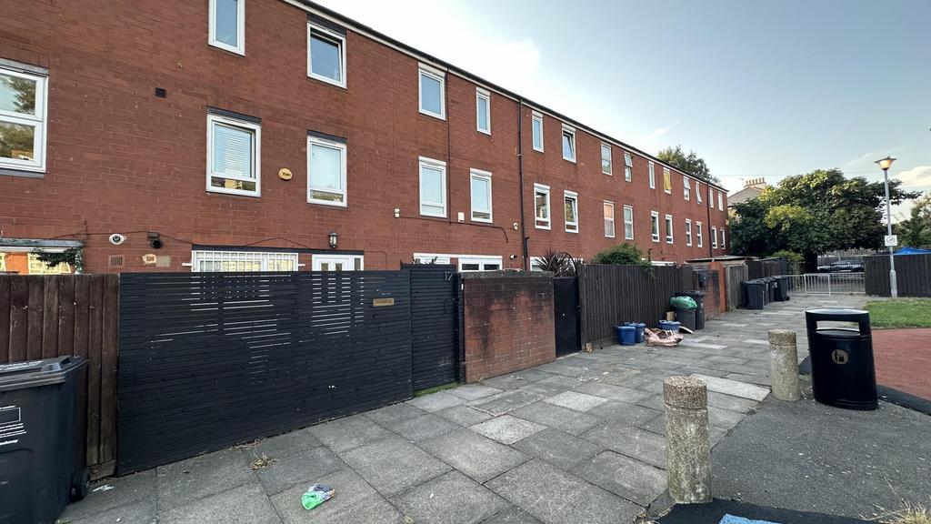 Ambleside Close, Homerton, E9 3 bed terraced house - £2,900 pcm (£669 pw)