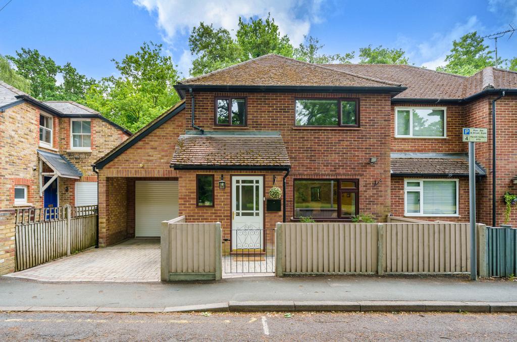 Horsell Moor, Surrey GU21 3 bed semi-detached house - £600,000