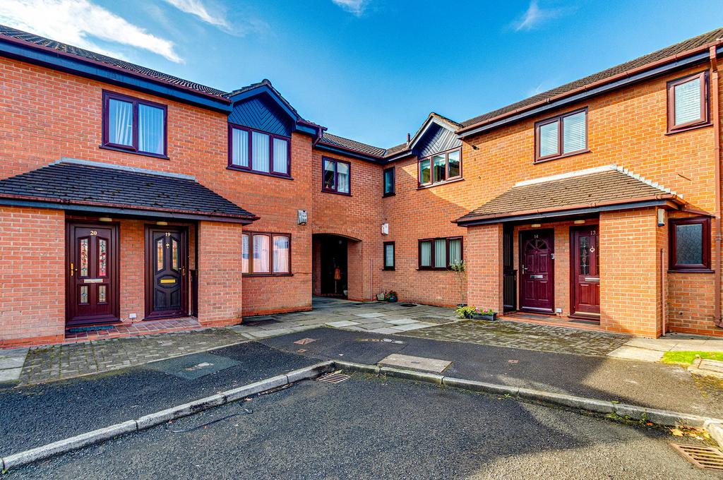 Flixton Road, Urmston, Manchester, M41 2 bed apartment for sale - £220,000