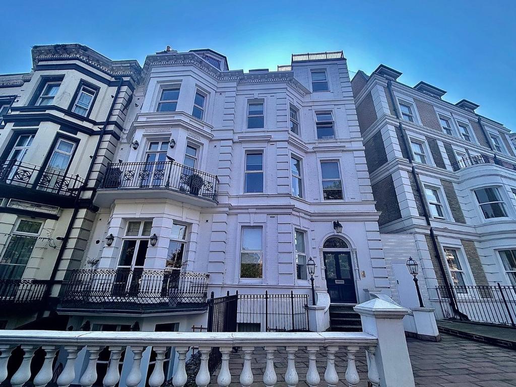 Trinity Crescent, Folkestone Kent 2 bed flat for sale - £220,000
