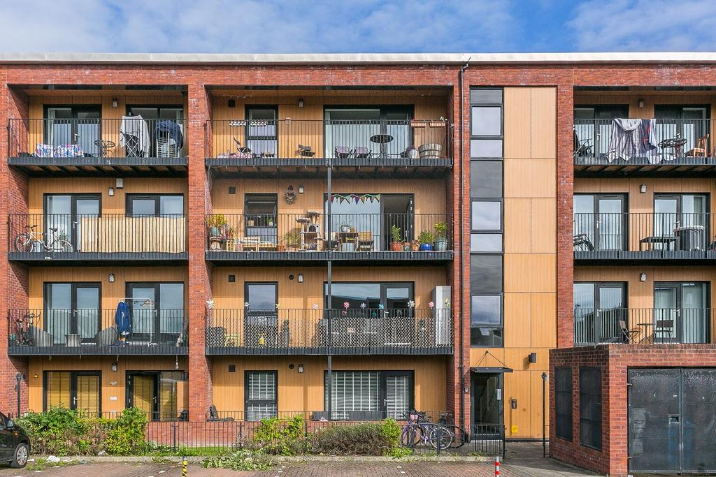 Govan Road, Glasgow, G51 2 bed flat - £140,000