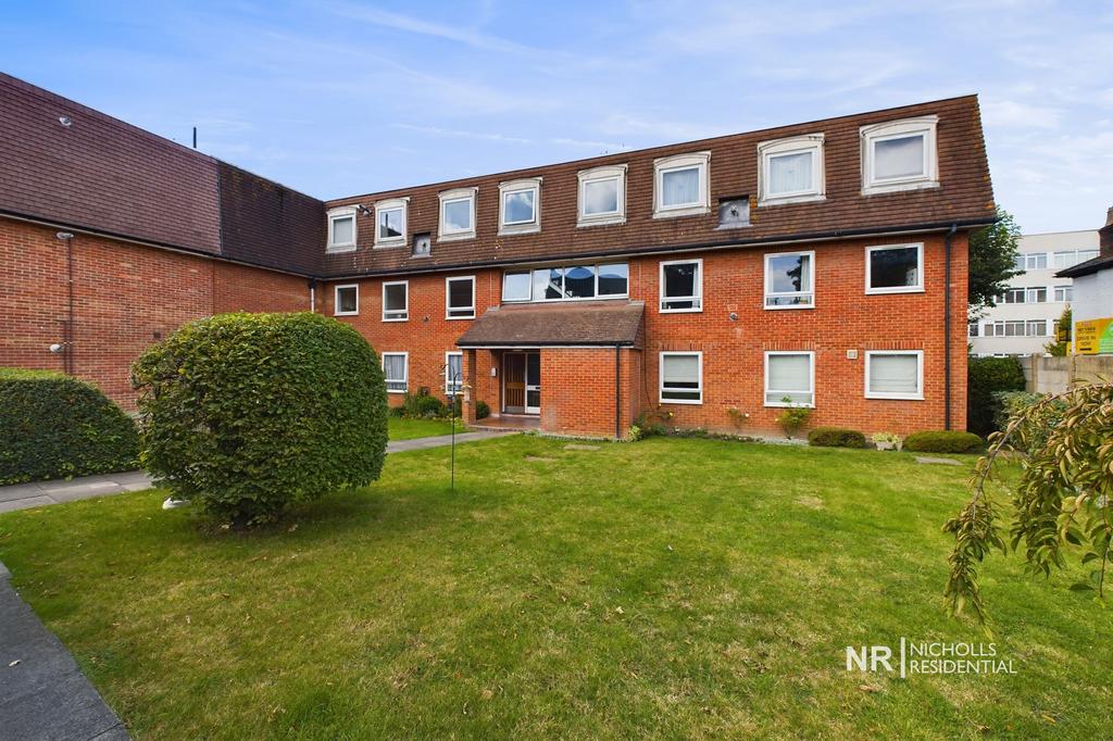 East Street, Epsom, Surrey. KT17 1 bed flat for sale - £240,000