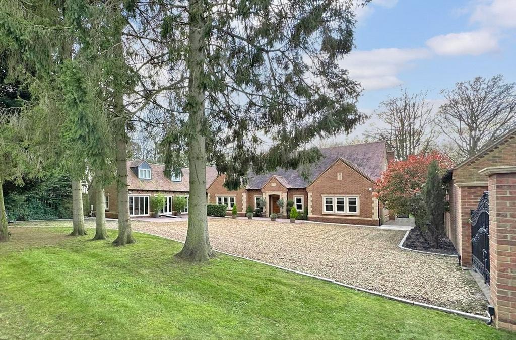 Ecton Lane, Sywell, Northamptonshire... 5 bed detached house - £1,750,000