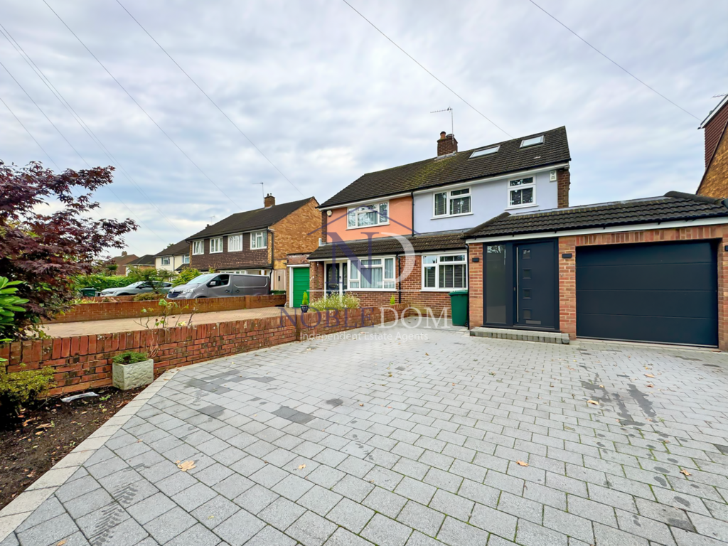 Shepperton, TW17 3 bed semi-detached house - £615,000