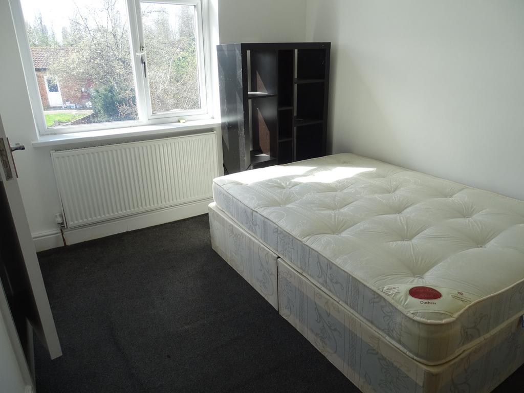 Windmill Lane, Greenford 1 bed in a house share to rent - £900 pcm (£ ...