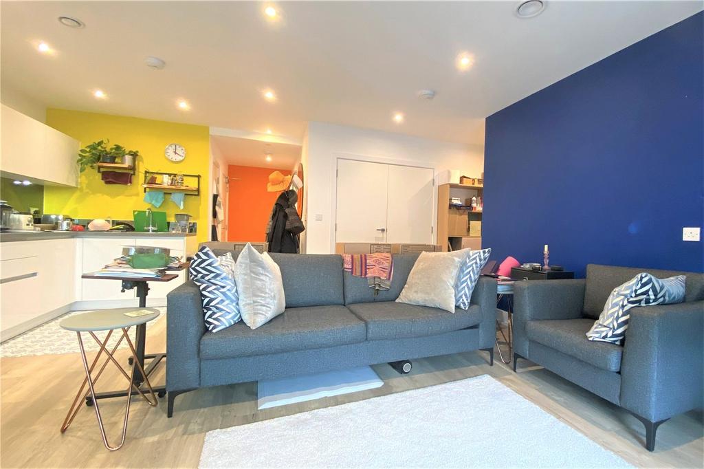 Fairfield Avenue, Surrey TW18 2 bed apartment - £400,000