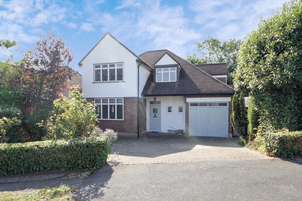 Old Park Road South, Enfield, EN2 4 bed detached house - £2,850 pcm (£ ...