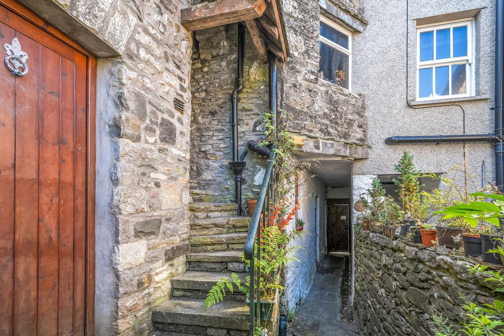 125a Stricklandgate, Kendal, LA9 4RF 2 bed maisonette - £155,000
