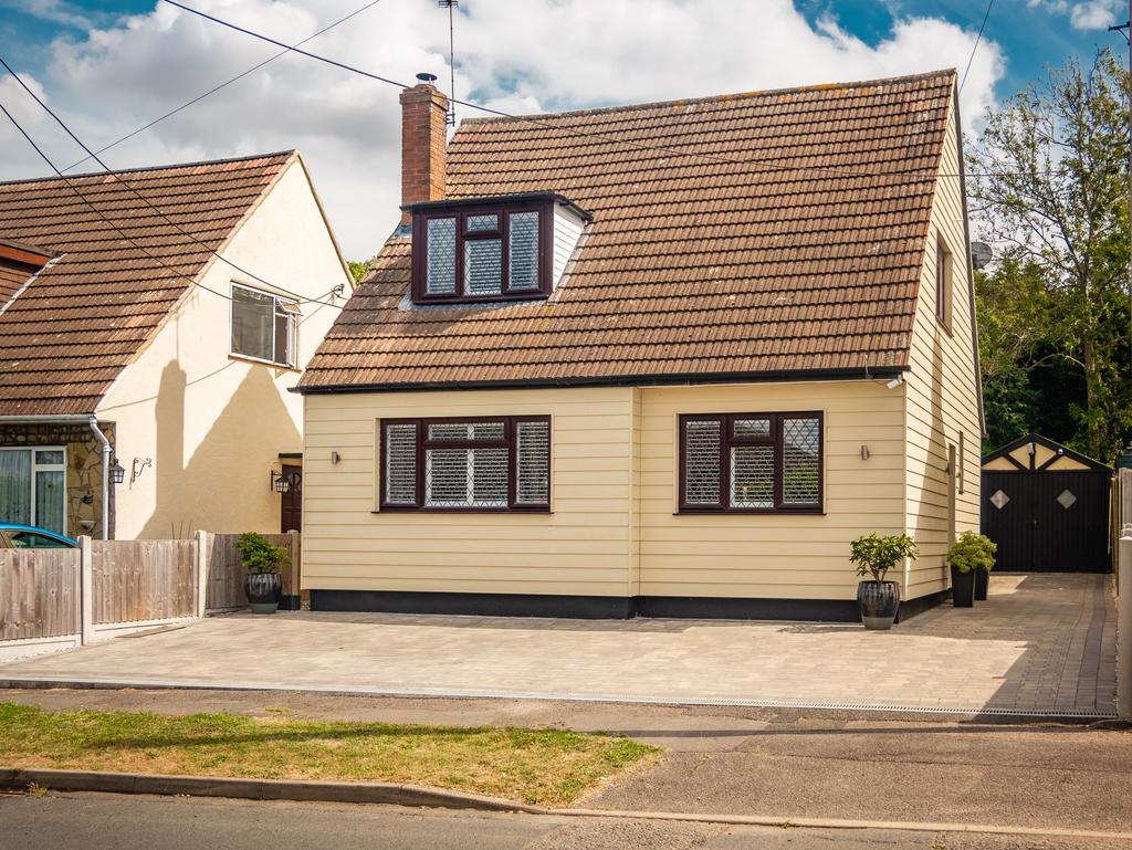Hambro Avenue, Rayleigh SS6 3 bed detached house - £500,000