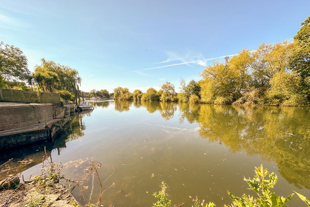 Riverside Bungalow - Wraysbury... 5 bed detached bungalow - £820,000