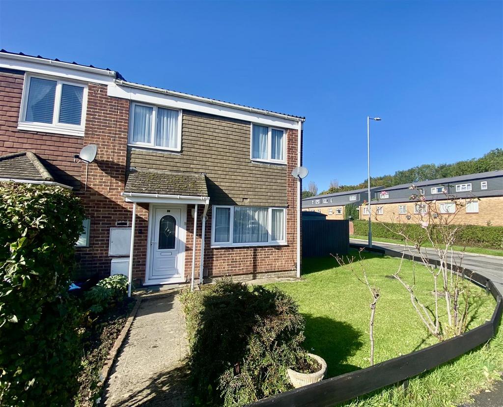 Longthorpe Close, Swindon SN5 3 bed end of terrace house - £265,000