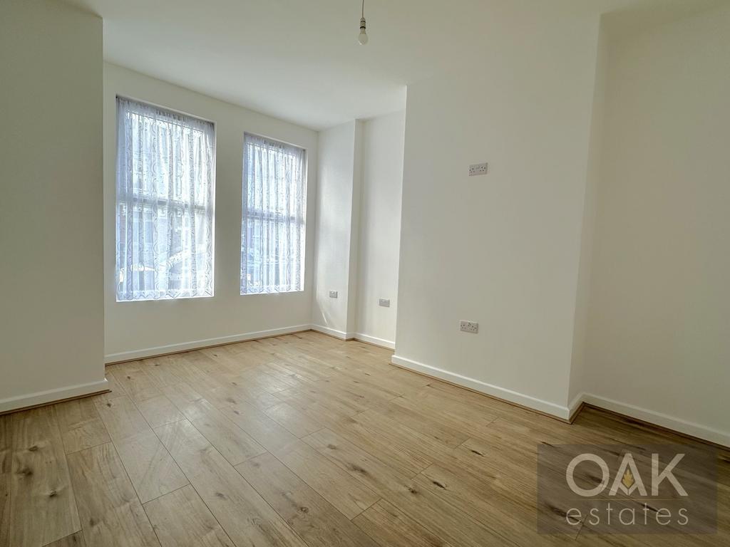 Kingsway, Enfield EN3 3 bed terraced house - £2,350 pcm (£542 pw)