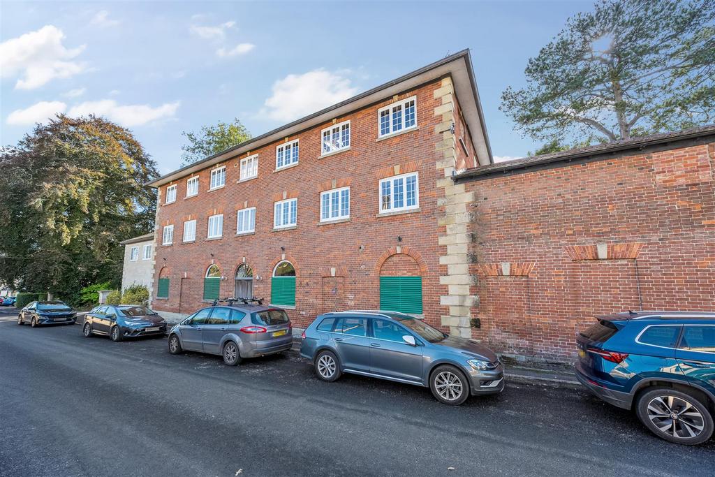 High Street, Codford BA12 3 bed apartment - £1,300 pcm (£300 pw)