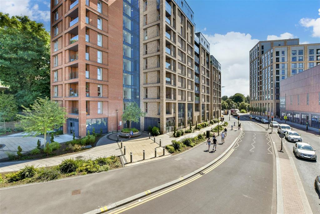 Marketfield Way, Redhill, Surrey 1 bed apartment - £270,000
