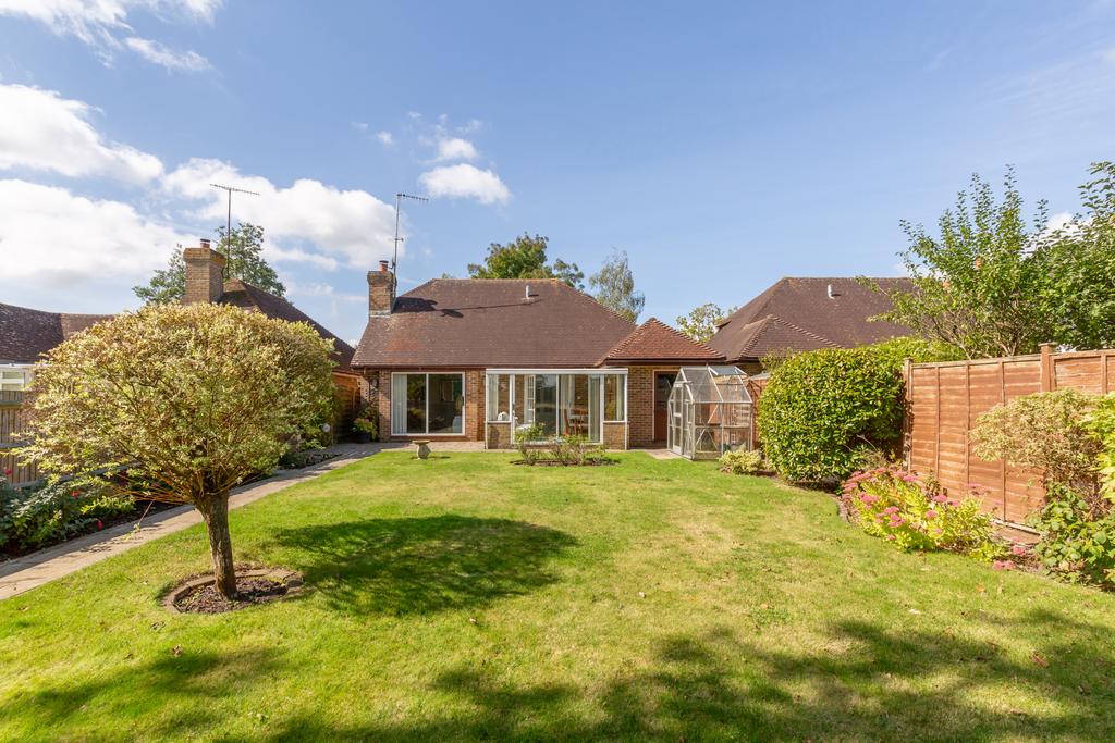 Field Walk, Smallfield, Surrey, RH6 2 bed bungalow - £475,000