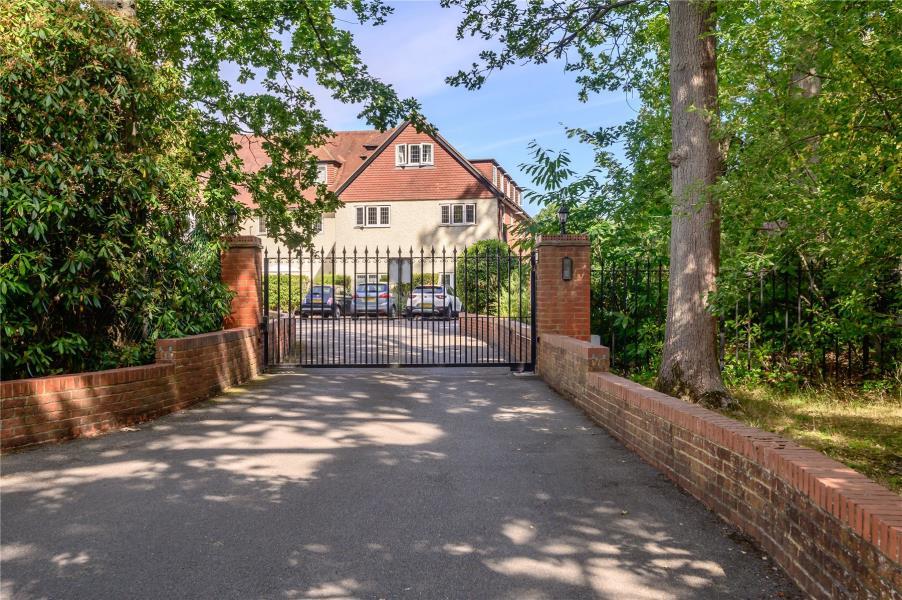 Worplesdon Hill House, Woking GU22 2 bed apartment - £1,850 pcm (£427 pw)