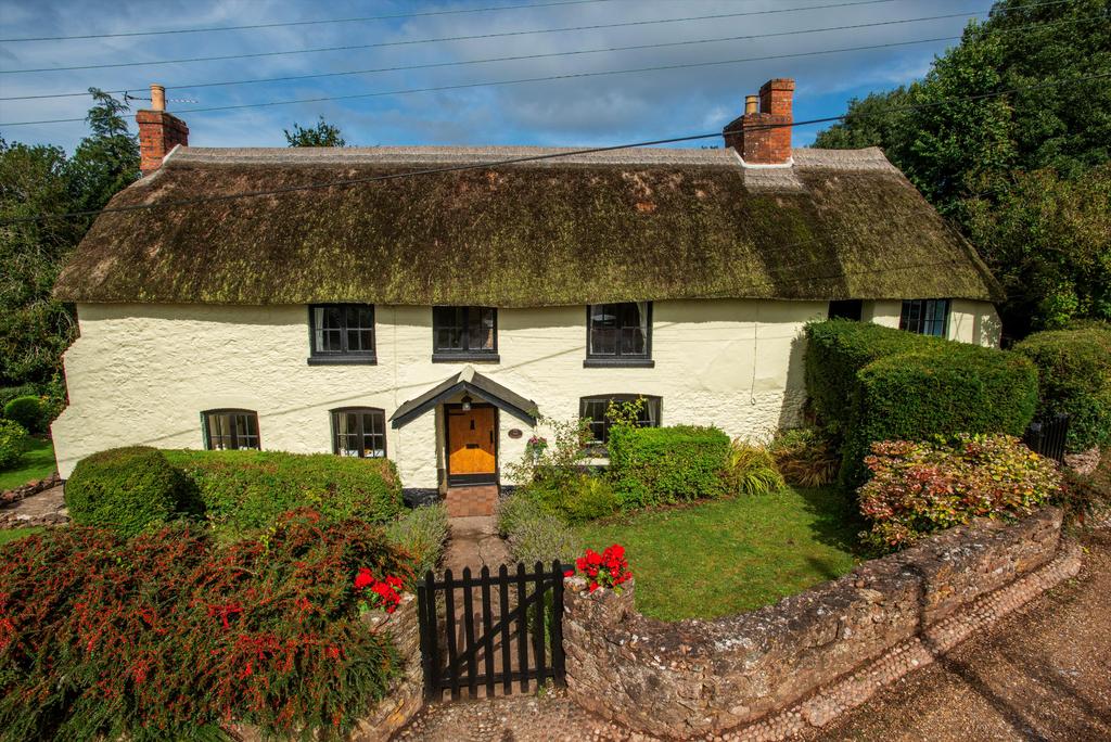 Charming thatched cottage in a... 4 bed detached house for sale - £775,000