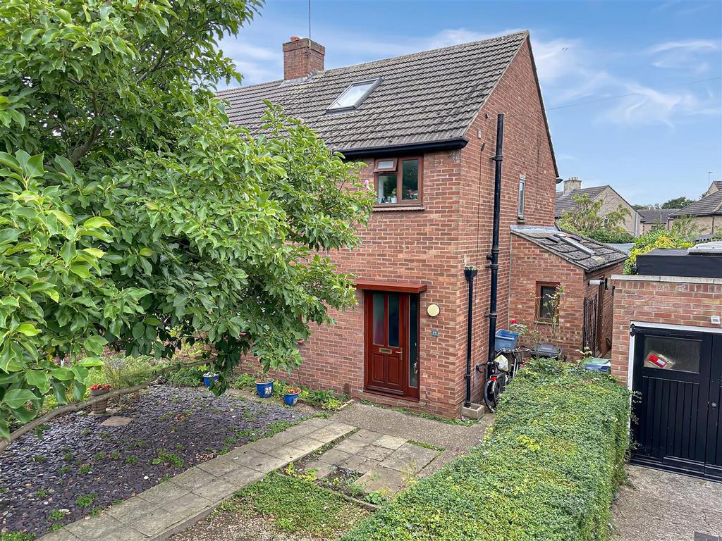 Izaak Walton Way, Cambridge CB4 4 bed semi-detached house - £550,000