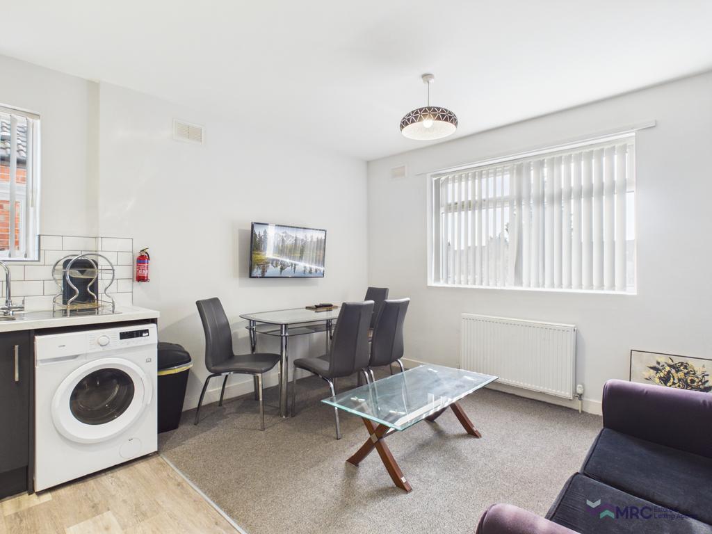 Flat 4, Albert Avenue, Hull, HU3 1 bed flat - £695 pcm (£160 pw)