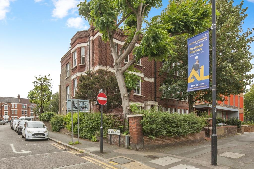 Coldharbour Lane London SE5 2 bed flat - £1,995 pcm (£460 pw)