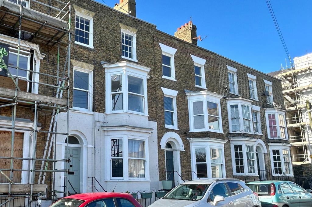 22 Trinity Square, Margate CT9 2 bed flat for sale - £200,000