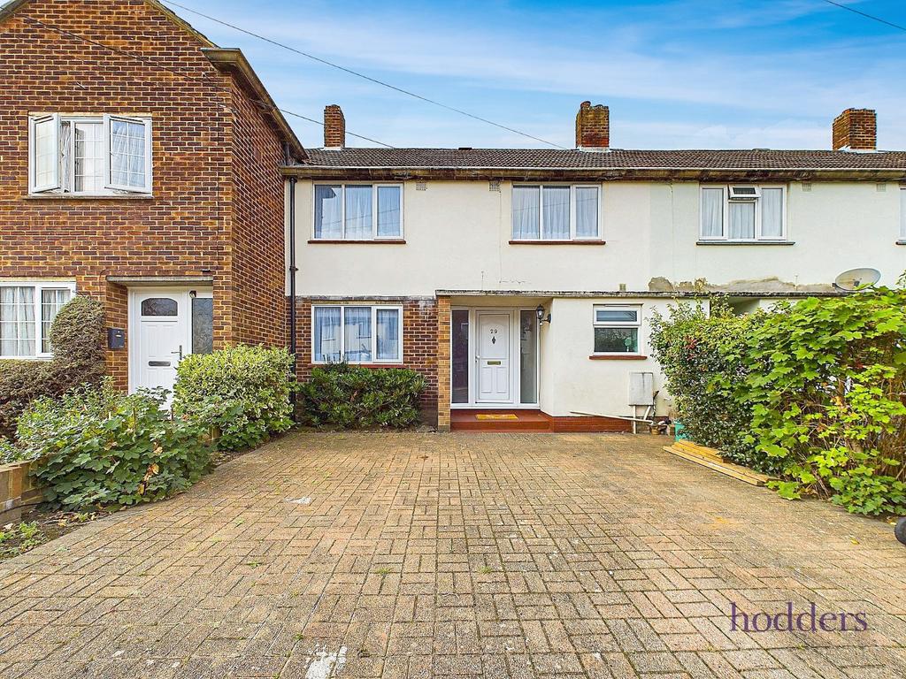 Longbourne Way, Chertsey, Surrey, KT16 3 bed terraced house - £2,000 ...