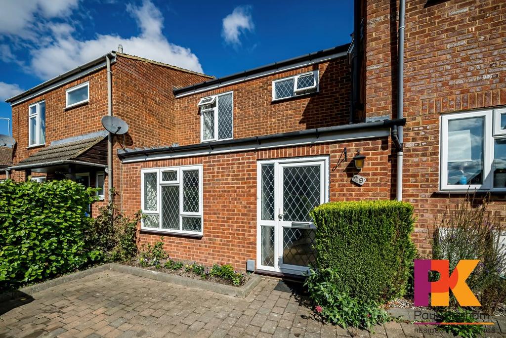 Elizabeth Drive, Tring HP23 3 bed terraced house - £1,695 pcm (£391 pw)