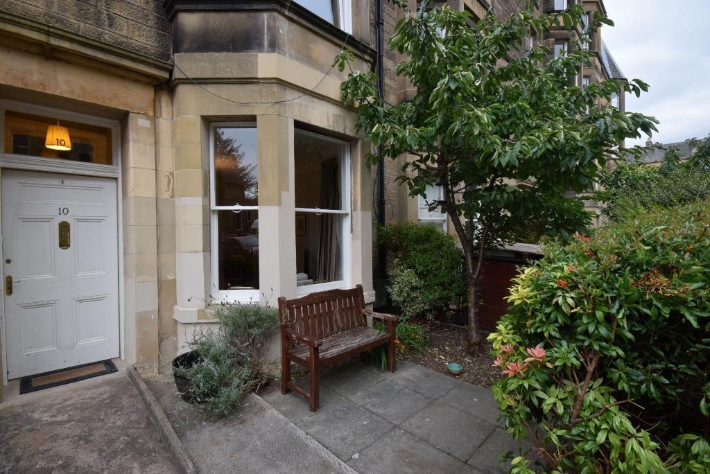 Comiston Gardens, Morningside... 2 bed flat - £1,500 pcm (£346 pw)