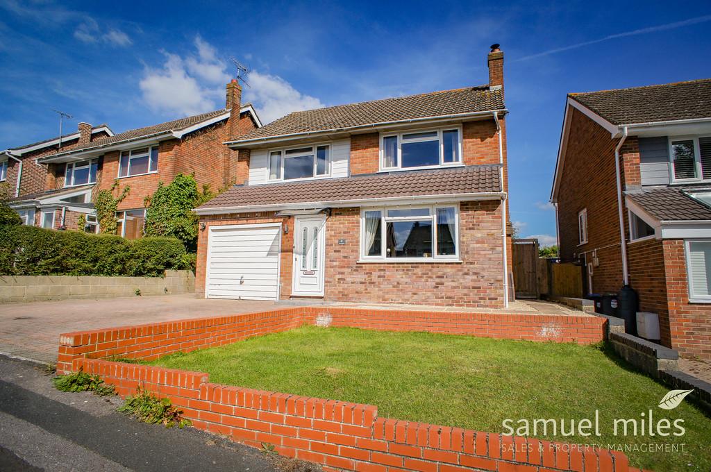 Eastwood Avenue, Wiltshire SN4 3 bed detached house - £450,000
