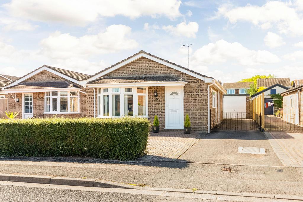 Argentan Close, Abingdon OX14 2 bed detached bungalow - £365,000