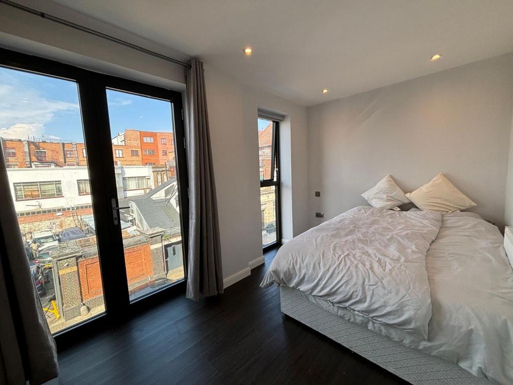 Hassop Road, London, NW2 House share - £895 pcm (£207 pw)