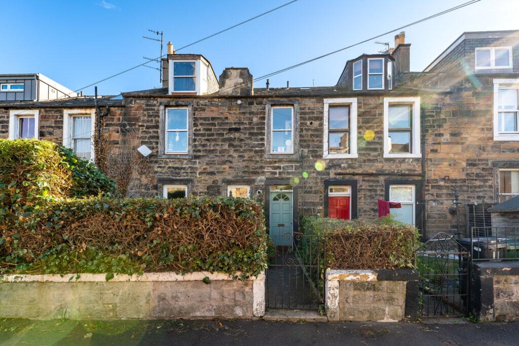 10 Lindean Place, Leith Links, EH6 8AY 3 bed duplex - £375,000