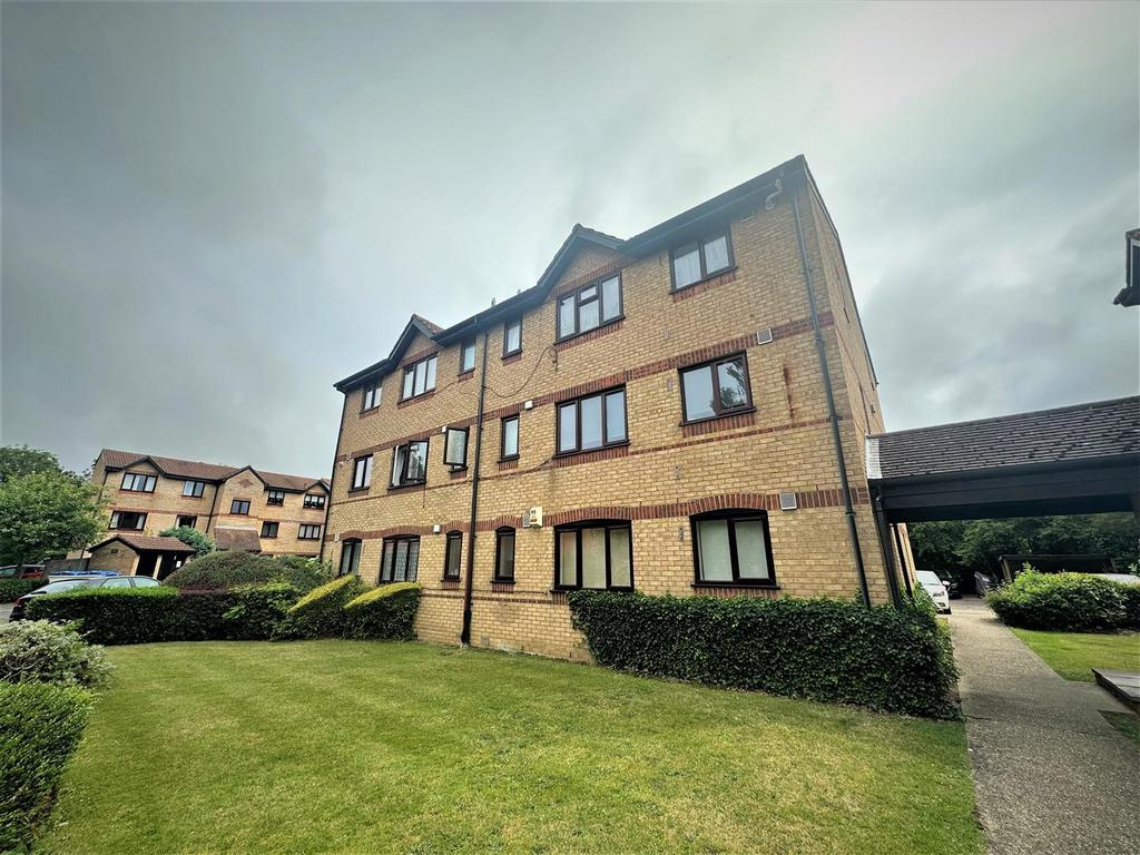 Courtlands Close, Watford WD24 Studio - £1,050 pcm (£242 pw)