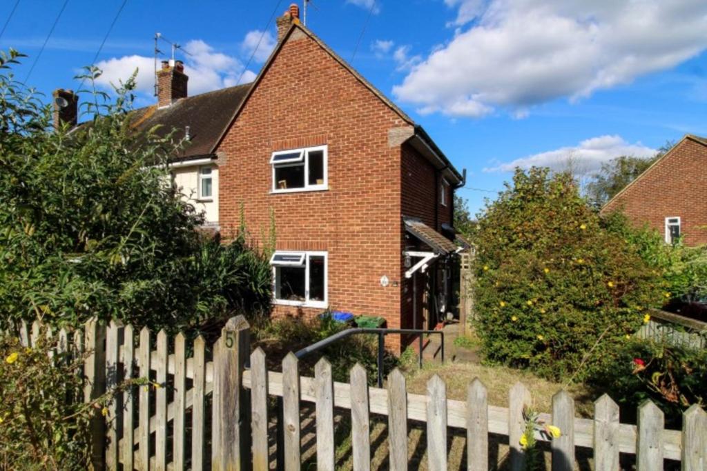 5 Lee Road, Lewes, BN7 2SF 2 bed semi-detached house - £1,250 pcm (£288 pw)