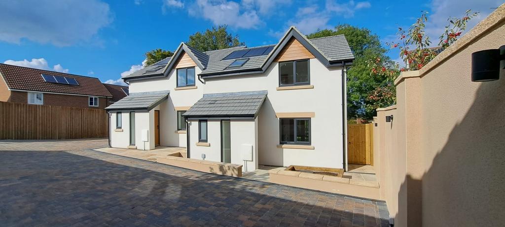 Frome, Somerset, BA11 3 bed semi-detached house - £415,000