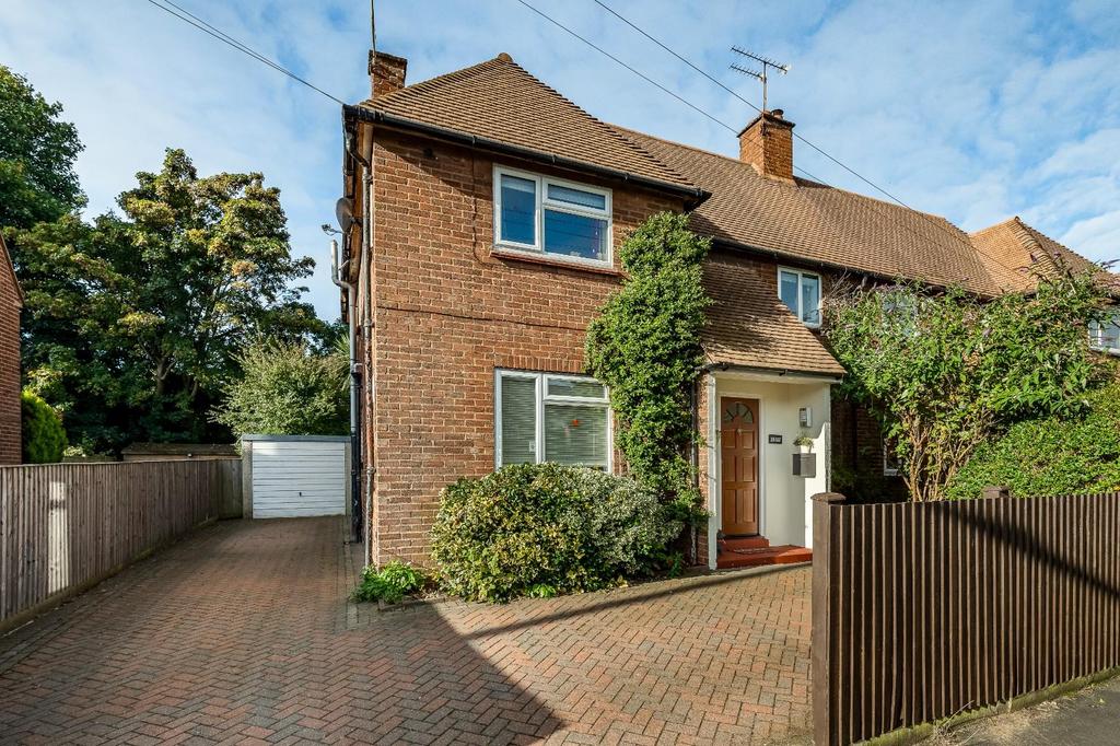 Grove Road, Amersham... 3 bed semi-detached house - £595,000