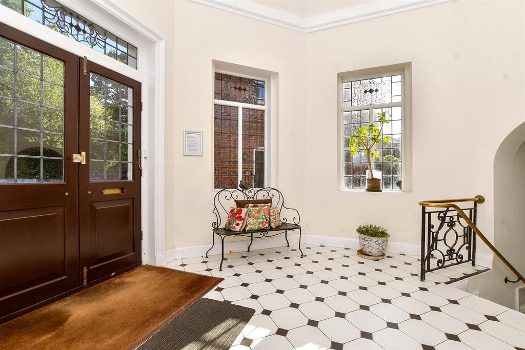 Addington Road, South Croydon, Surrey 2 bed flat - £425,000