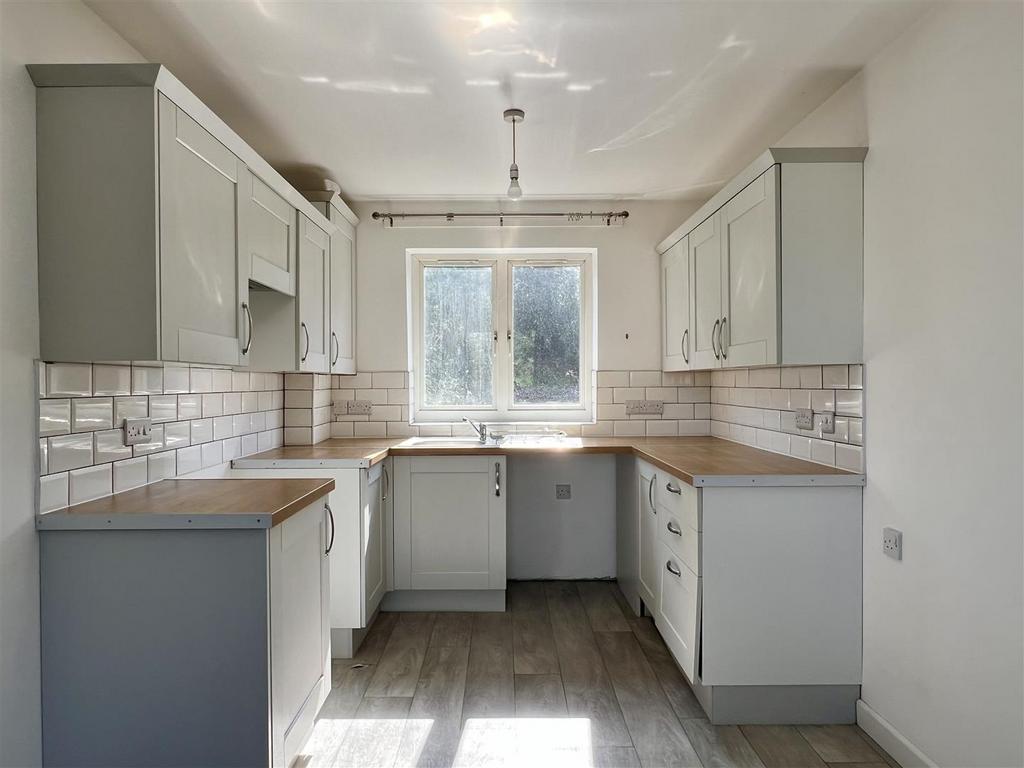 Holmbush Road, St. Austell 3 bed semi-detached house - £220,000