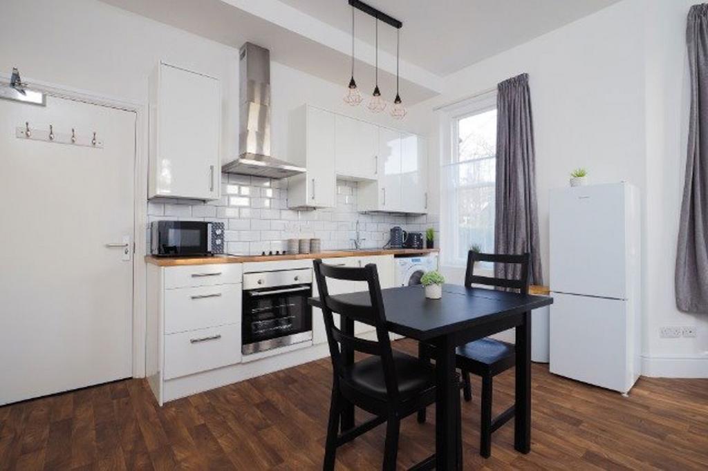 Hardwick Road, 9 Hardwick Road F1 NG5 1 bed flat to rent - £950 pcm (£ ...