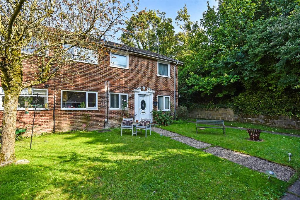 Neville Close, Andover 2 bed maisonette - £180,000