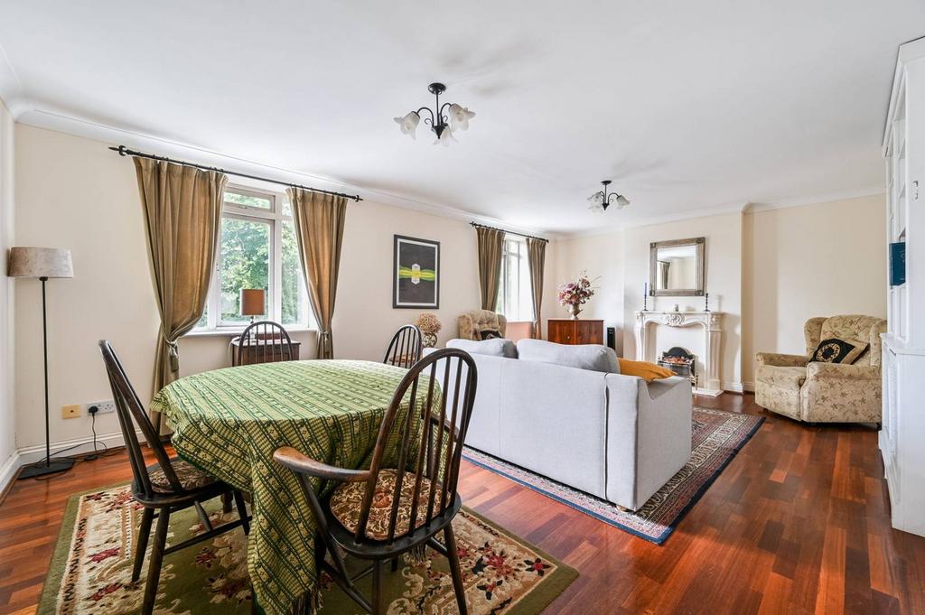 Temple Court, Rectory Square... 4 bed flat - £650,000