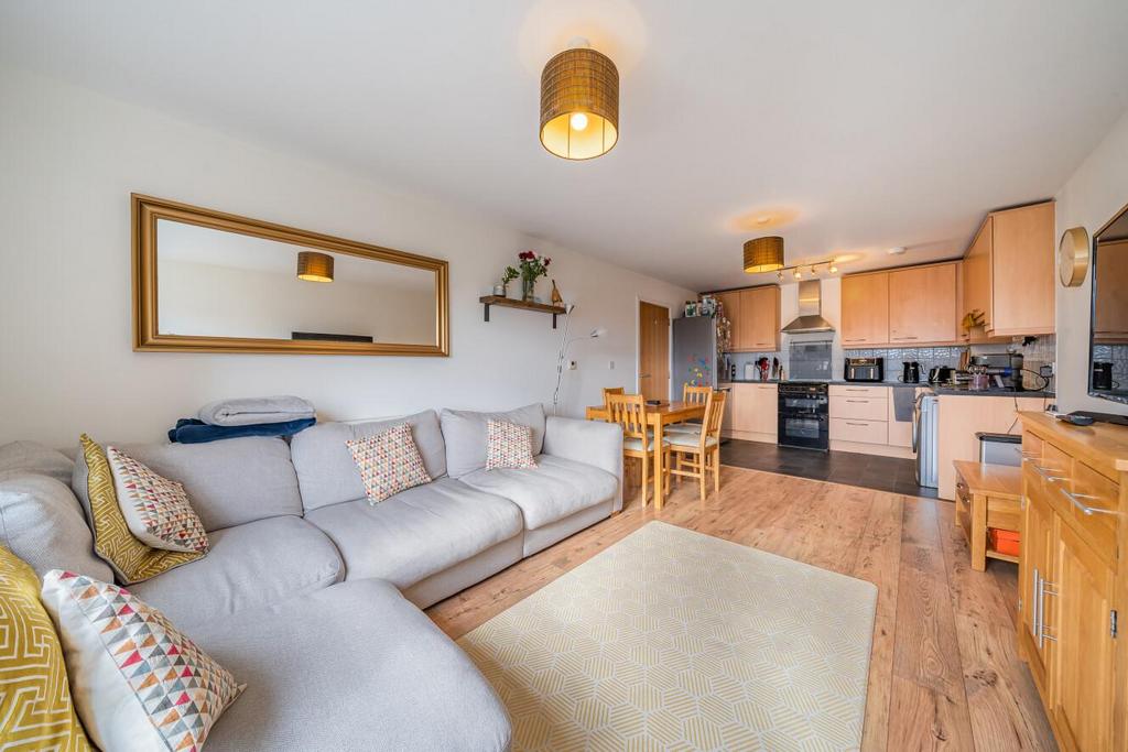 Scott Avenue, Putney 2 bed flat - £475,000