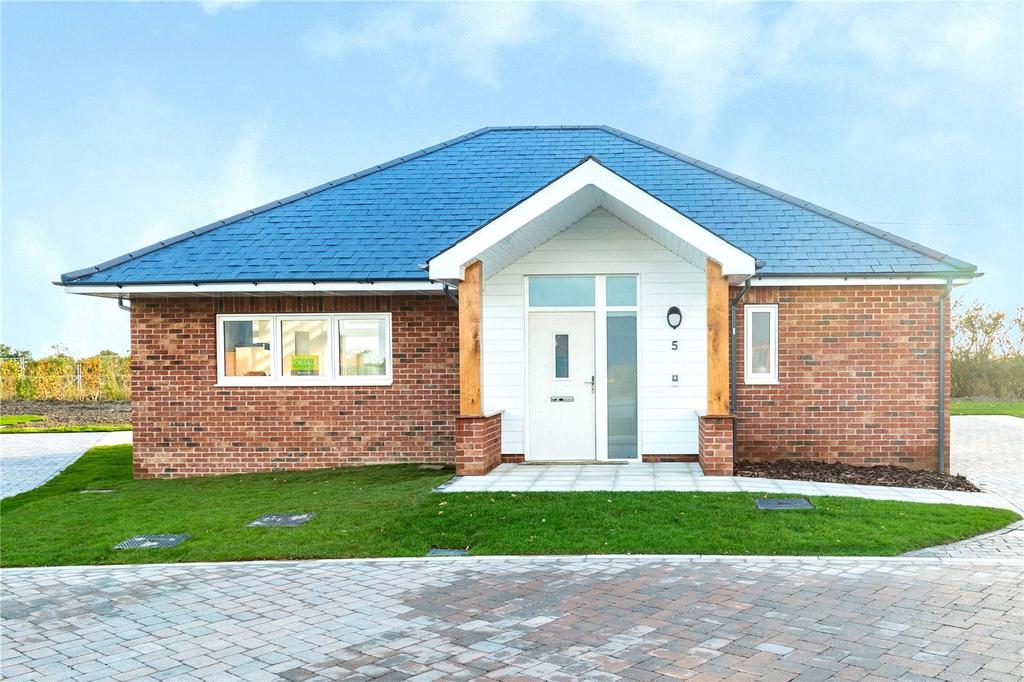Burnham Waters, Burnham-on-Crouch... 1 bed detached bungalow - £400,000