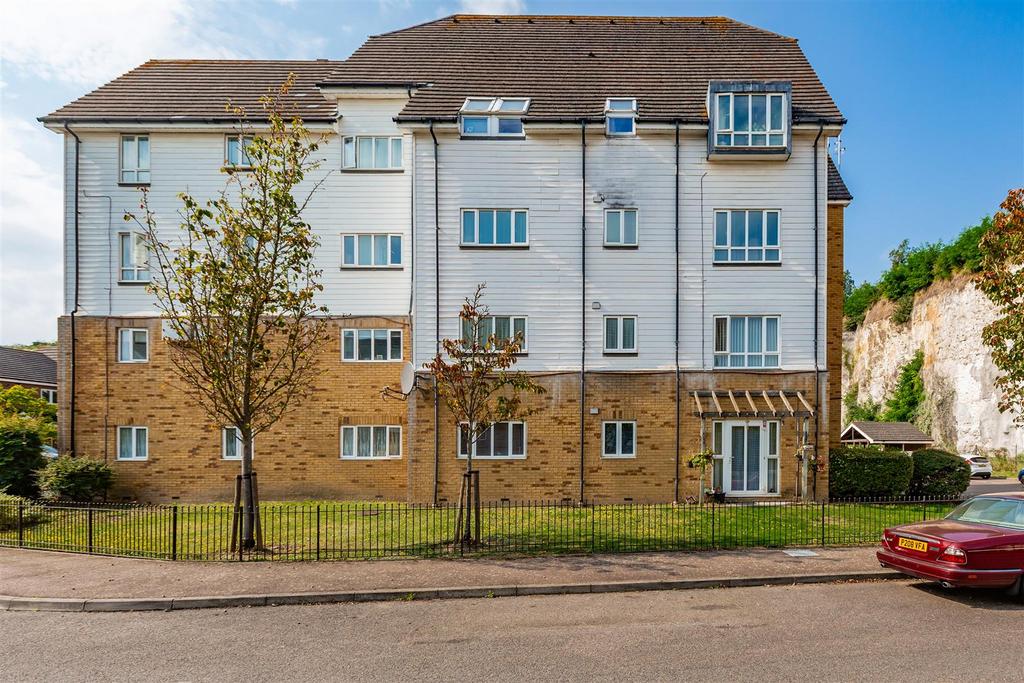 Ensign Court, Gravesend DA11 2 bed apartment - £210,000