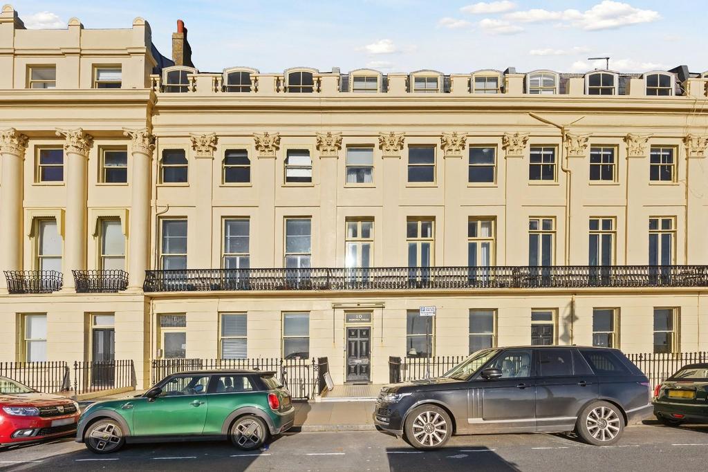 Brunswick Terrace, Hove 3 bed flat - £1,950 pcm (£450 pw)