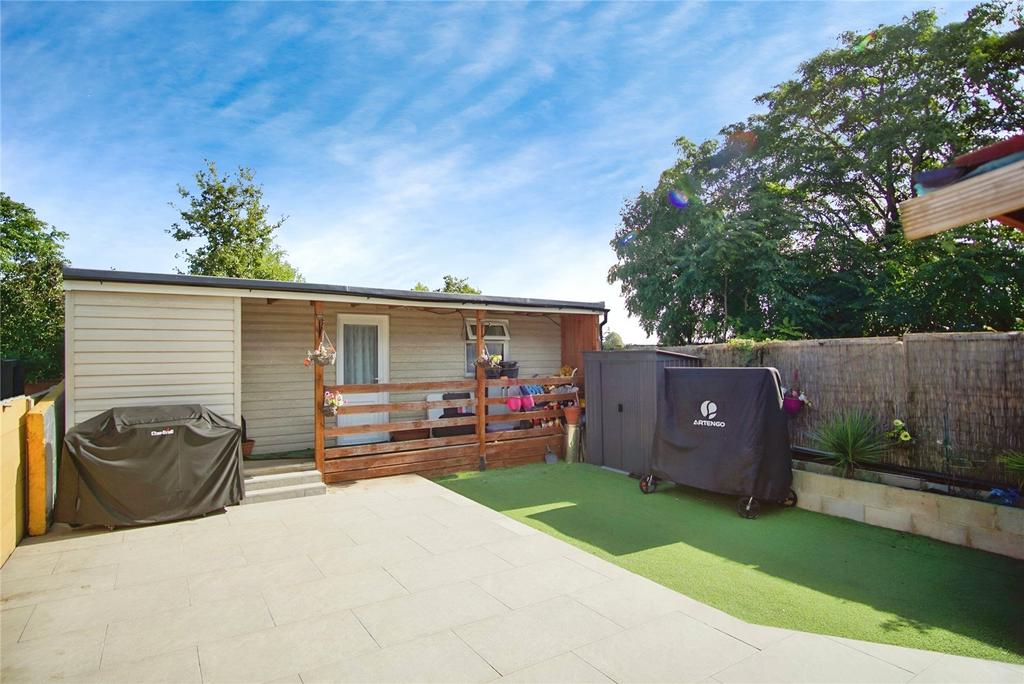 Masefield Close, Erith DA8 4 bed semi-detached house - £500,000