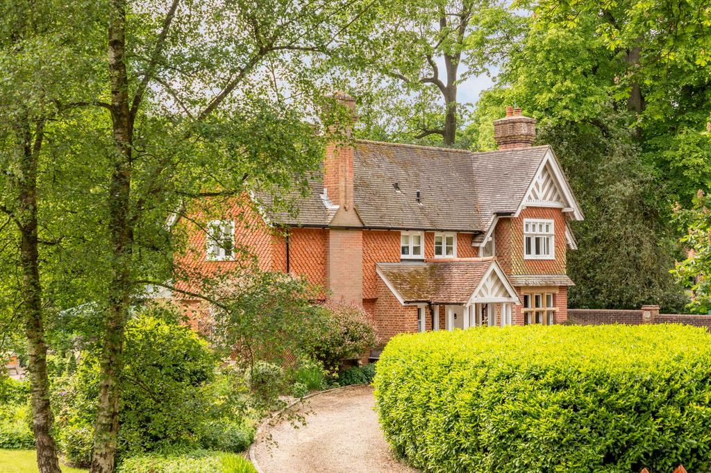 Station Road, Tring, Hertfordshire HP23 4 bed detached house - £1,900,000