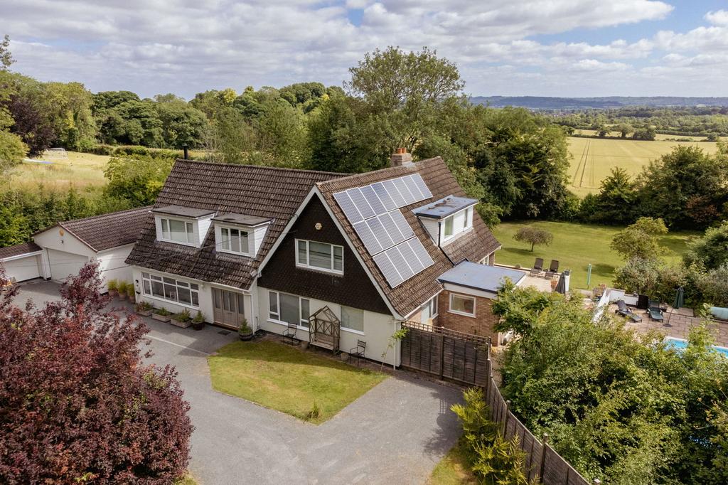 Dancers End, Tring, Hertfordshire, HP23 4 bed detached house - £1,750,000