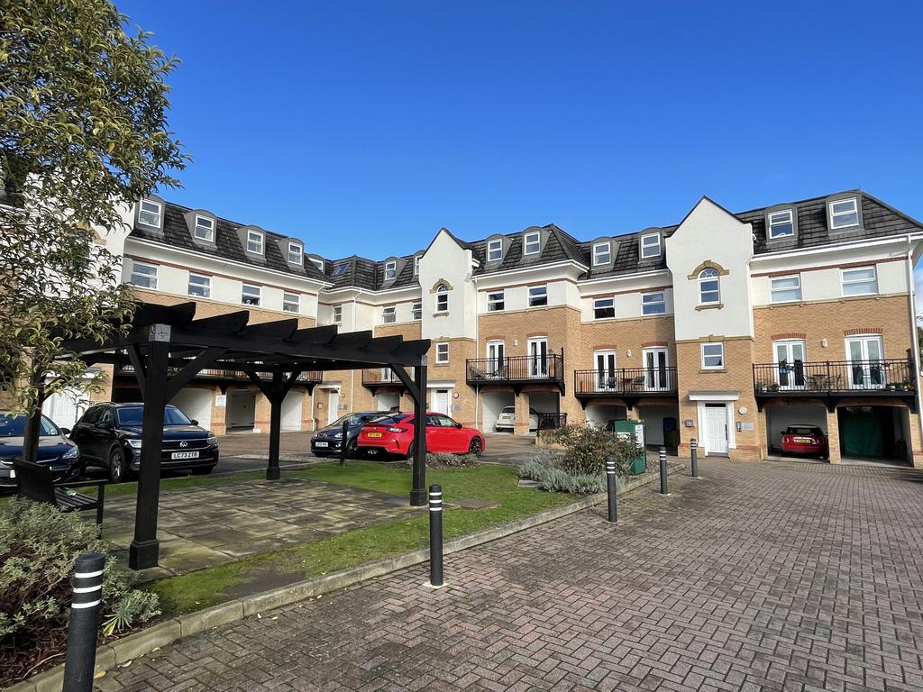 Hipley Street, Woking GU22 2 bed flat - £270,000