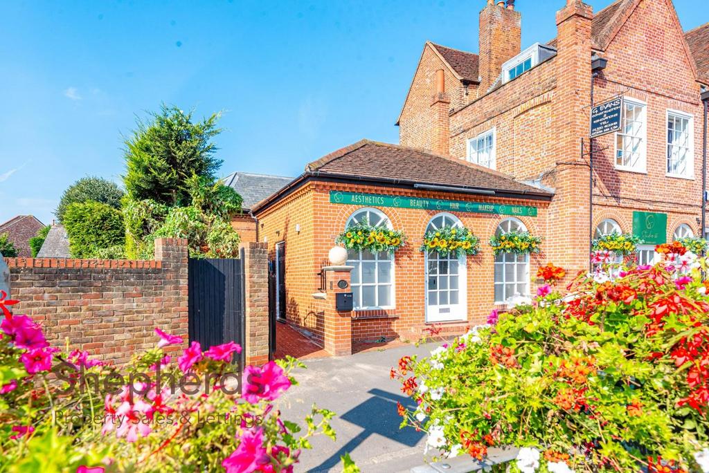 High Road, Broxbourne EN10 2 bed flat - £485,000